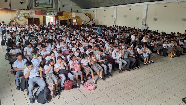 Luna Corina encanta en Teatro Municipal con su violonchelo | Nuestro Diario