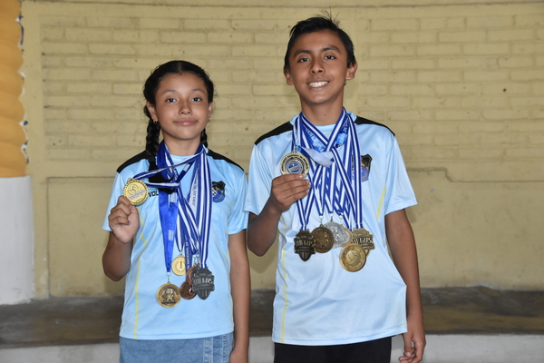 Oscar Estrada y Linda Flores, promesas del voleibol | Nuestro Diario ...