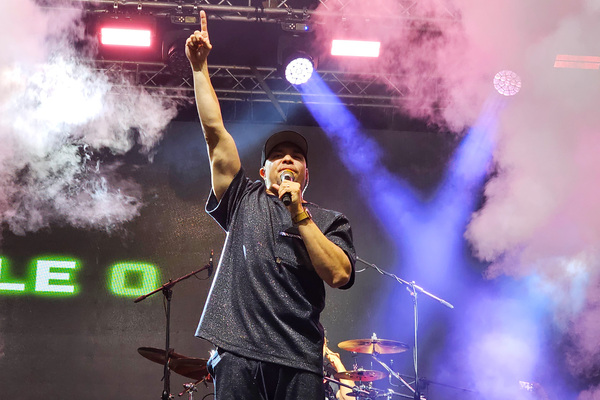 Alex Zurdo cautiva con sus canciones de fe y esperanza | Nuestro Diario