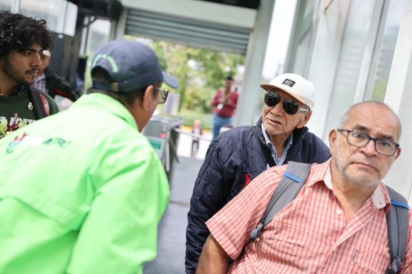 Axel Armas Velásquez guía a los usuarios del TransMetro | Nuestro Diario