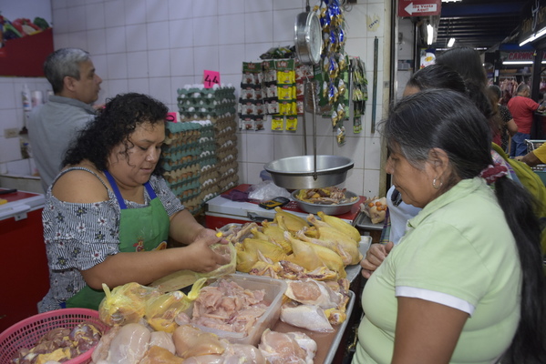 Dan sabor con su venta de pollo en el mercado Concepción | Nuestro Diario