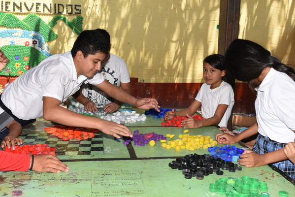 Estudiantes elaboran mural con tapas de botellas plásticas | Nuestro Diario