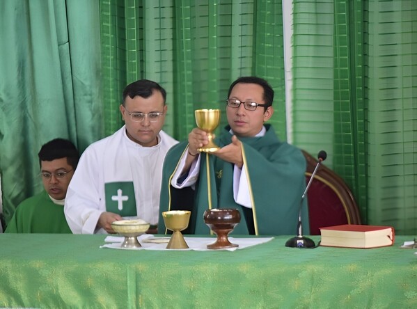 Padre Carlos Gil oficia primera misa en su comunidad natal | Nuestro Diario