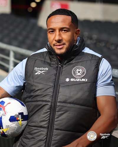 Nathaniel sale a escena con su MK Dons en la League Two | Nuestro ...
