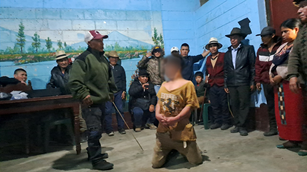 Vecinos detienen a ladrón y le aplican castigo maya | Nuestro Diario