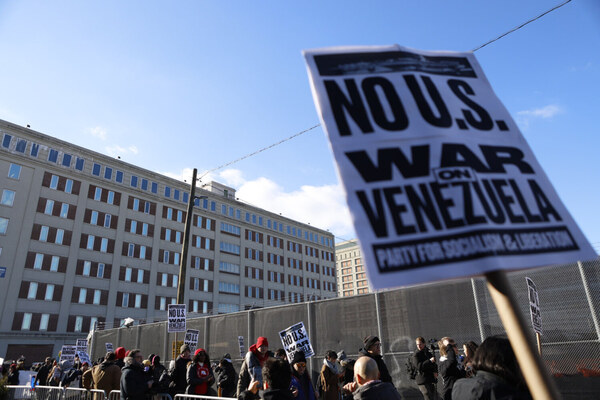 Protesta a las afueras de la cárcel federal por la detención de Nicolás ...