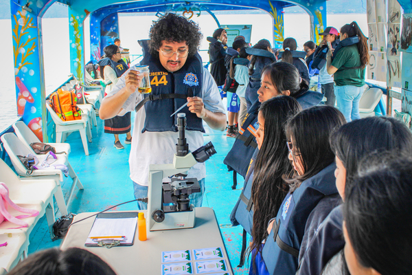 120 estudiantes recibieron clases en la escuela flotante | Nuestro Diario