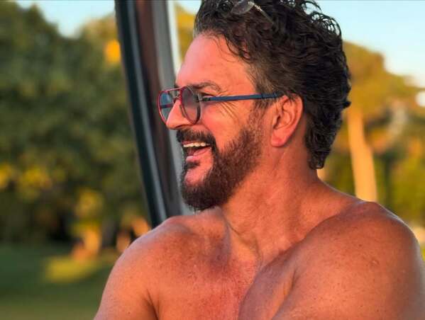Ricardo Arjona comparte serie de fotografías en la playa | Nuestro Diario