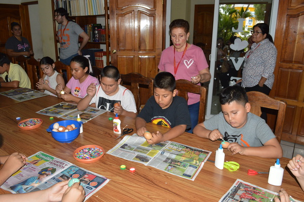 Menores aprenden a elaborar cascarones de carnaval | Nuestro Diario