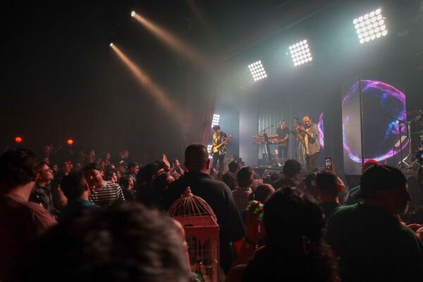 Bohemia Suburbana lanza su álbum más global, Fiel a la Miel | Nuestro Diario