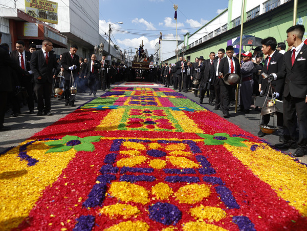 Alfombras procesionales: arte, fe y respeto en Guatemala | Nuestro ...