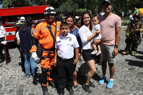 Edwin de León es un bombero con el corazón de un abuelo | Nuestro Diario